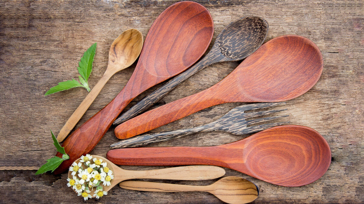 Use This Surprising Method: You Will Have Degreased and Clean Wooden Spoons