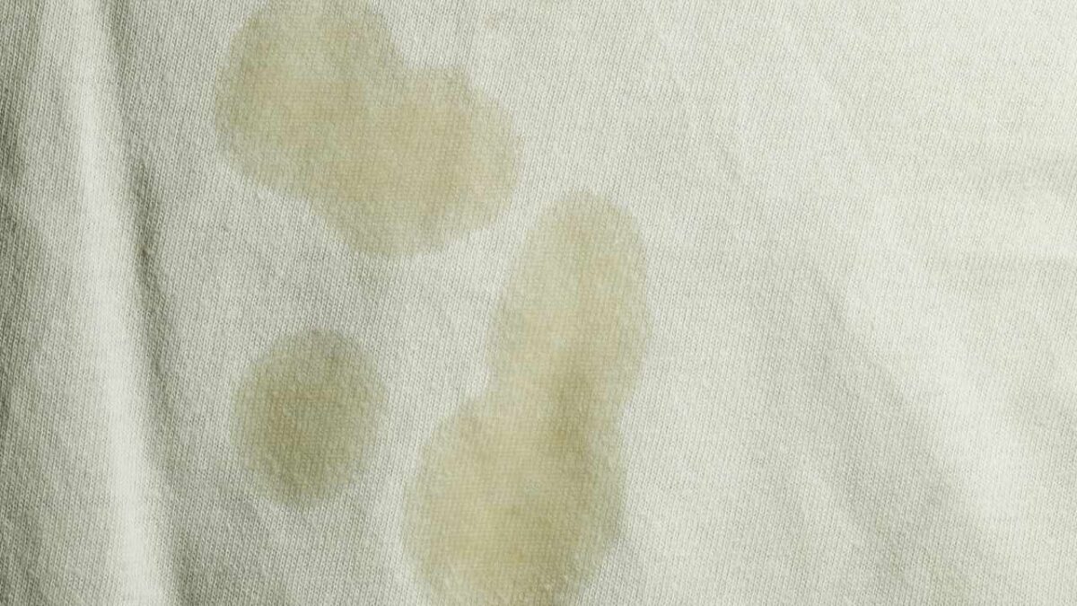 Clothes With Oil Stains? Remove Them Easily With This Trick