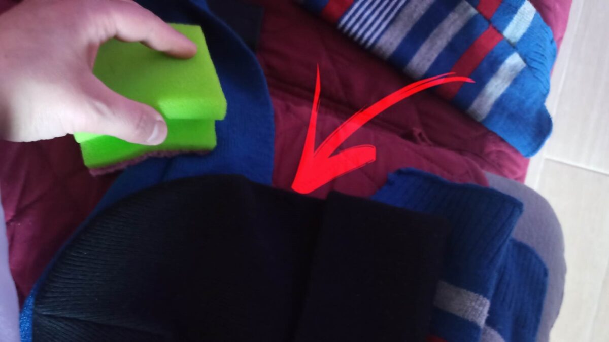Effective Tricks to Remove Lint From Scarves, Gloves and Hats